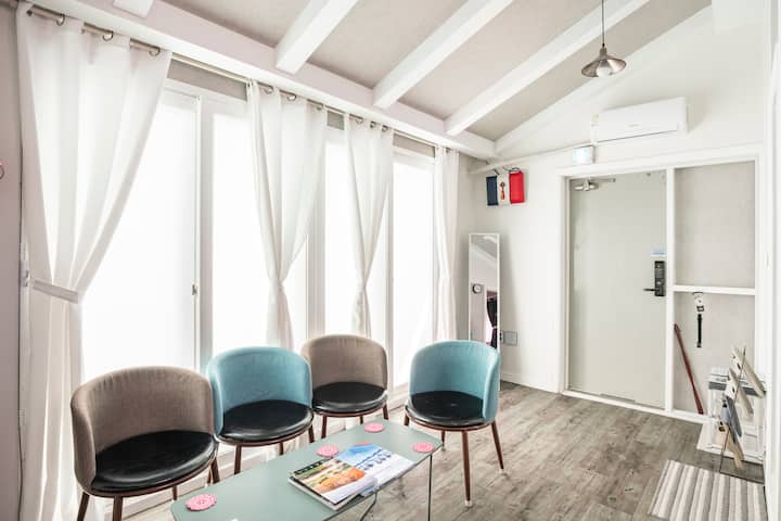 Cozy - 2 Bedrooms (Elevator) Hongik Station Exit 9 - Seoul