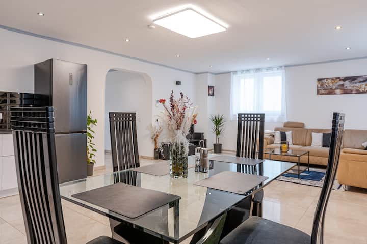 Luxurious, Near Cologne With Free Parking - Cologne