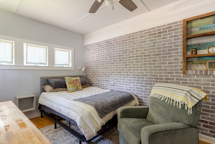 Comfy Home Stay Private Entrance - Asheville, NC