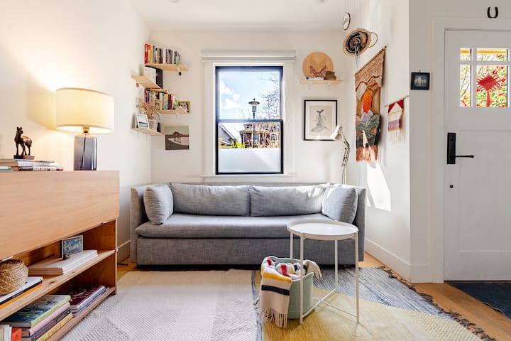 Artist's Cottage In The City - Vancouver