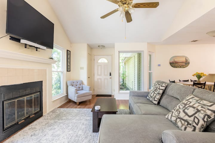 South Atx Family Home -King Bed - Outdoor Patio - Austin, TX
