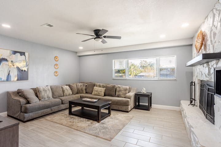 Clearwater Charm Getaway Sleeps 8 Near Golf Course - Clearwater, FL