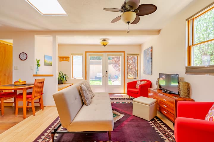 Jet Tub! In Nob Hill - Cozy Contemporary Casita - Albuquerque