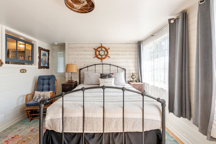 Historical Nautical Theme W/ Vintage Soaking Tub - Long Beach