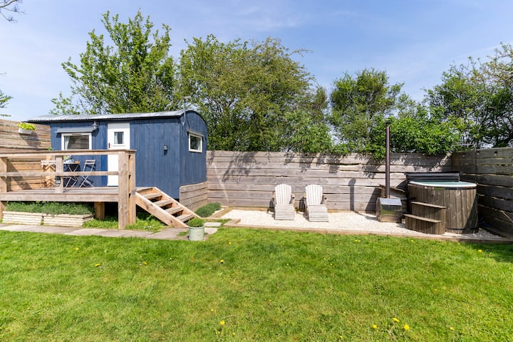 Mulberry Hut And Cattle Shed - Bodmin