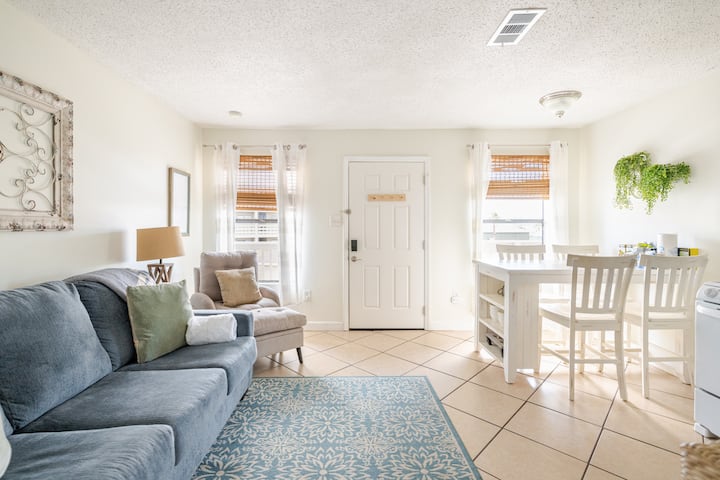 Cozy, Beachy, King Bed| Walk To Beach | Bring Fido - Gulf Shores, AL