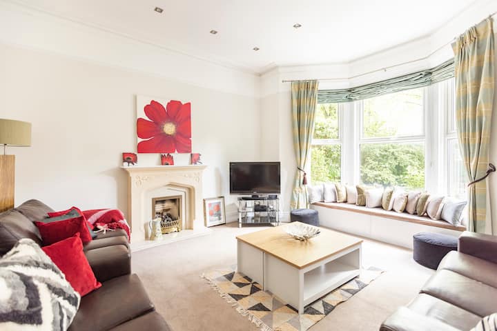 Comfy Big 7 Bedroom Townhouse - Harrogate