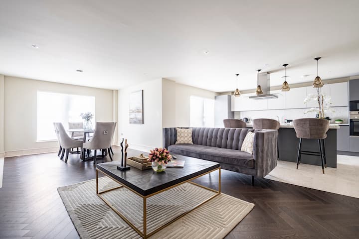 Stunning 2ba, 3b, 2br, Apt, Desirable Chigwell - Ilford