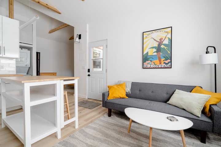 Bright, Serene Oasis With Private Patio - Toronto