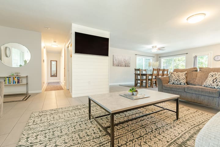 Relax And Enjoy This Charming Vintage Bungalow - Pensacola, FL