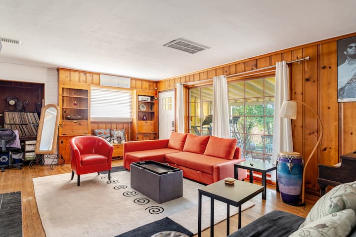 Cozy 3 Bedroom Home W/ 5 Beds & 4 Tvs - Seattle