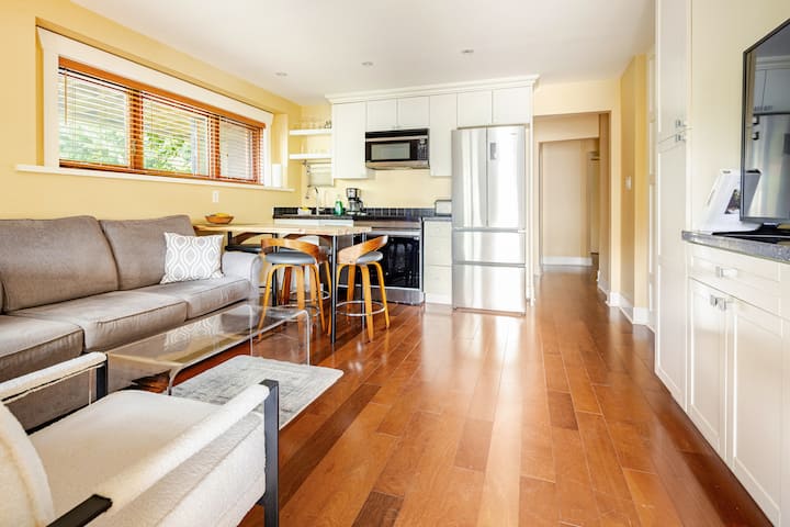 Great Location Classy, Convenient Garden Suite - British Columbia