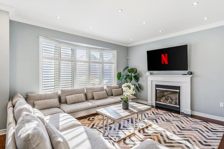 Spacious 5-bed Home Near Airport| Free Parking+ps5 - Brampton