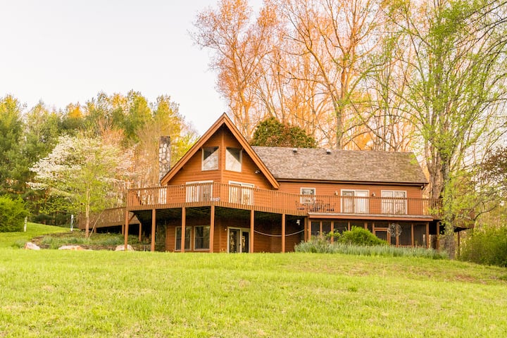 The Beacon Lake House - Pilot Mountain, NC