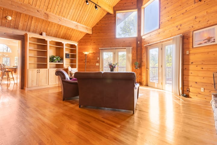 The Beacon Lake House - Pilot Mountain, NC