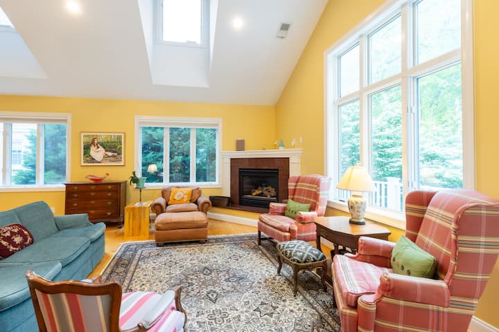 Princess Sophia’s Retreat With Modern Bathroom. - Bethesda, MD