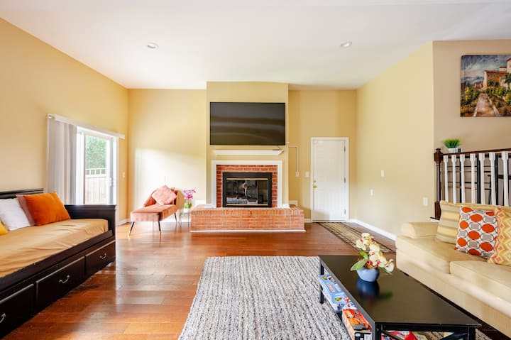 Modern 4-bedroom, Big Fence Yard, Pet Stay Free - Durham, NC