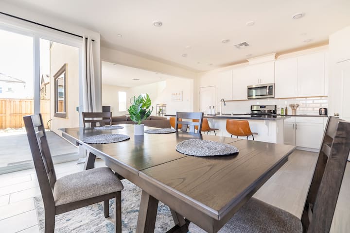 Casa Colina - Luxury Living!access To Club & Pool! - Jeffrey Brown, Tracy