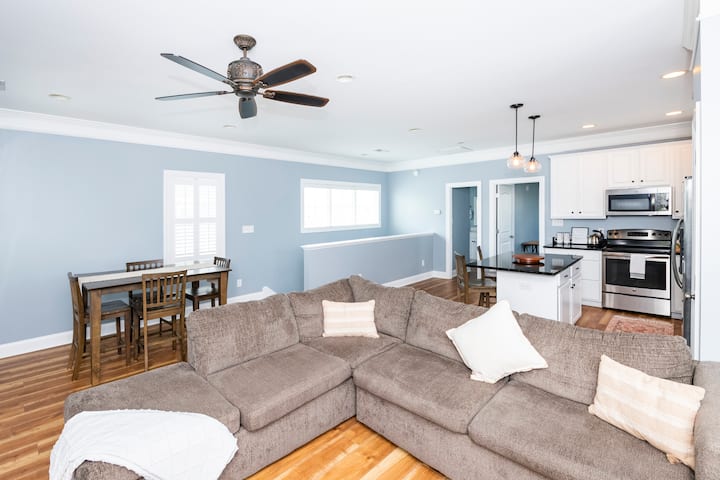 Movie Nights & Firepit | Coastal Retreat - Jacksonville, NC