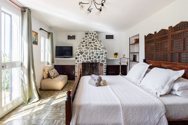 Charming Village Escape: 4-bedroom Patio Home - Mijas