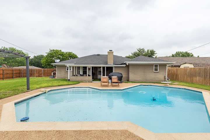 Midcities Hideaway: 3 Bdrm, Pool & Office - Euless, TX