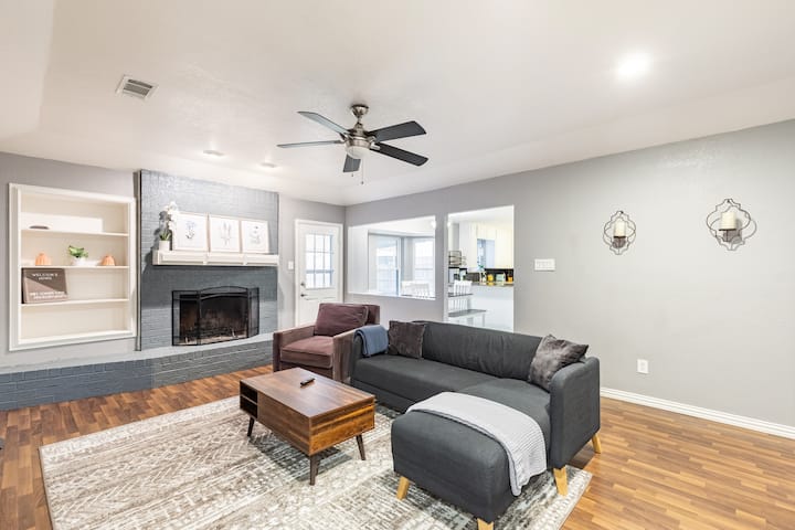 Centrally Located 3 Bdrm W Pool & Office - North Richland Hills, TX