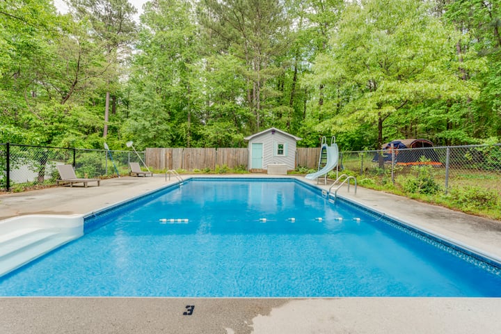 Private Backyard Oasis With Huge Pool - Stockbridge, GA