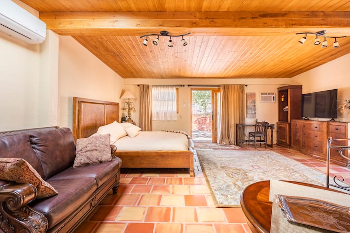Romantic Studio King Bed Pool Views Hiking Trails - Sedona, AZ