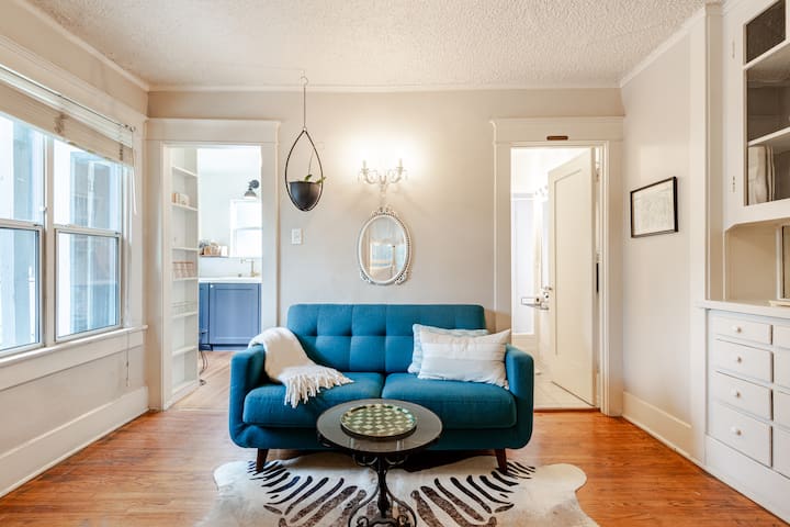 Glamourous Silver Lake Hills Luxe
Patio City Views - Los Angeles, CA