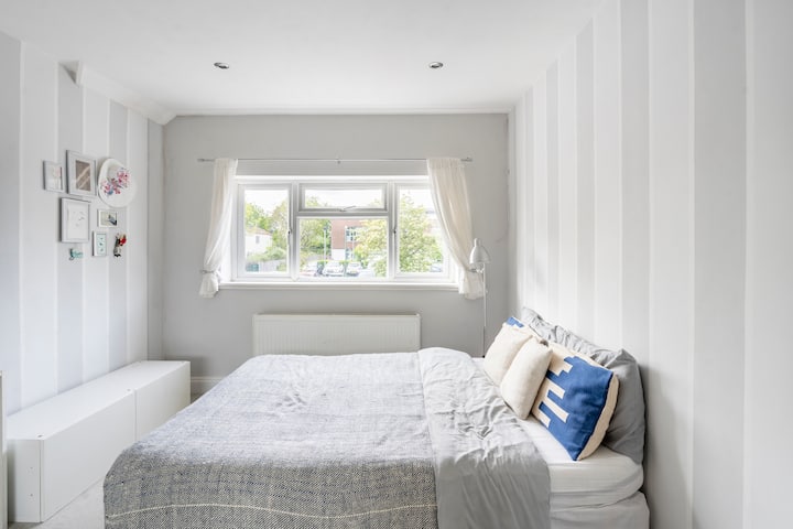 Private Room In With Free Parking - London - Epsom