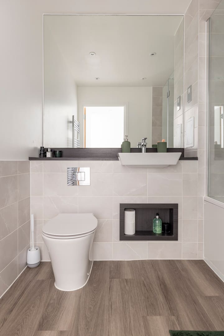 Beautiful Flat + Balcony, Walthamforest - Sleeps 5 - Chingford