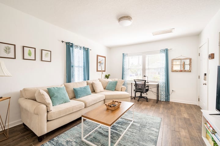 *Beach Retreat* King Bed I Walk To Food & Fun - Lake Worth, FL