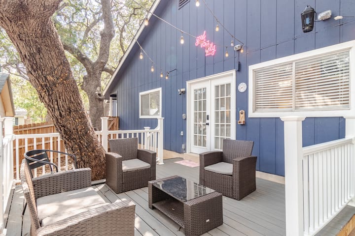 Guest Favorite: Good Vibes Home & Deck Views - Stone Oak - San Antonio