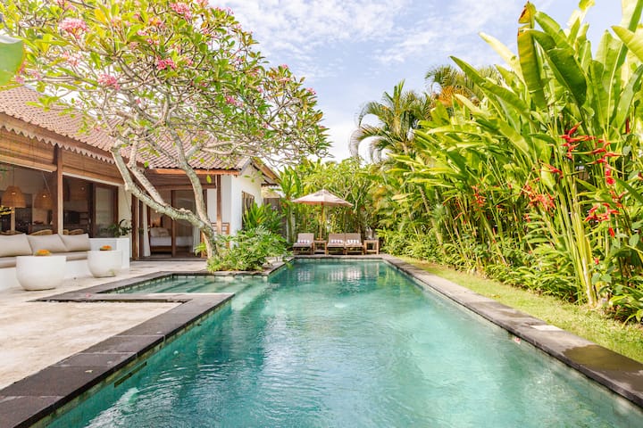 Tropical Living In Balinese Neighborhood In Canggu - Australien