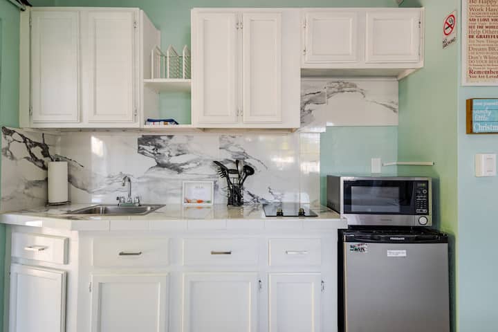 Carla's Cottage Nassau Bah, Sun Room -Exclusive - The Bahamas