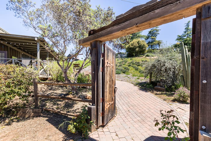 Sunset Cottage At Buena Terra Lavender Farm - Valley Center, CA