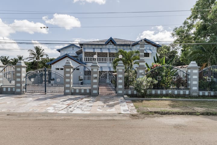 Joyful Ambiance Retreat—spacious 6br Villa May Pen - Jamaica