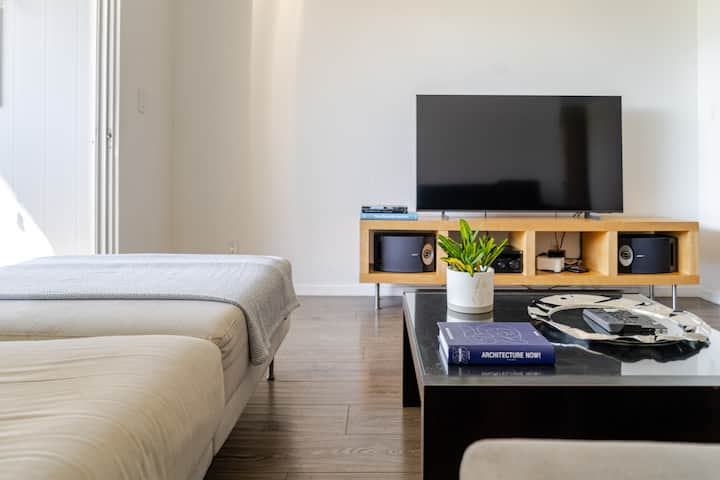 Modern Lounge | Homestay - Santa Barbara