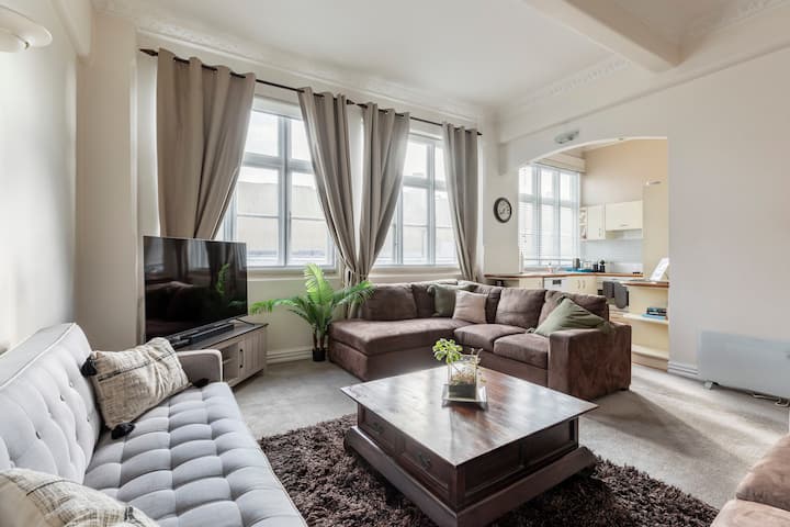 The Nest - Central, Sunny & Spacious Loft - Wellington