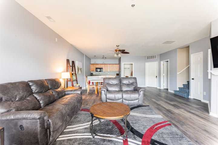 Huge Lakefront Condo W/pool -Walk To Strip - Osage Beach, MO