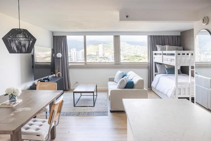 Modern Paradise Retreat In Waikiki - Honolulu, HI