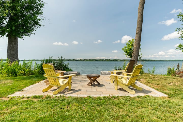 Farmhouse On The Lake! On 7 Acres With Waterfront - Prince Edward
