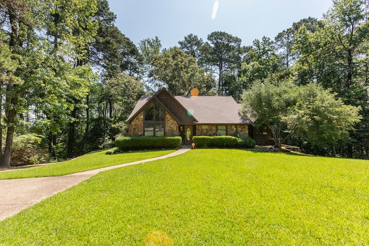 The Cozy Gingerbread House On A Private Pond. - Ruston, LA