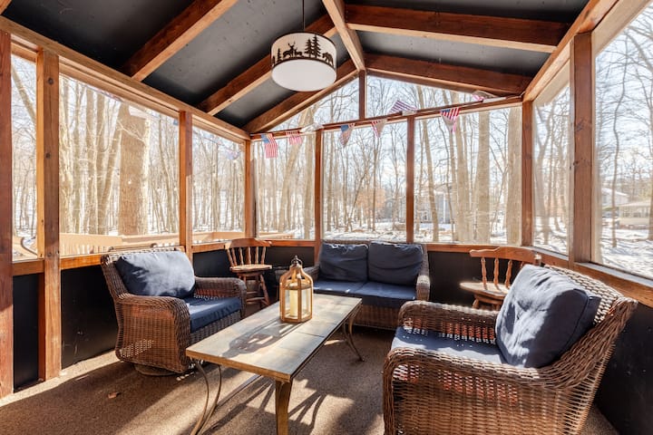 Private Wooded Escape W/ Hot Tub + Fire Pit - East Stroudsburg, PA