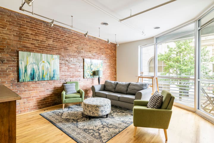 The Redline Loft. Central Downtown Location. - Smith Mountain Lake, VA