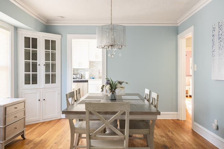 4 Bedroom Upstairs Unit- 4 Queen Beds & A Futon - Cleveland