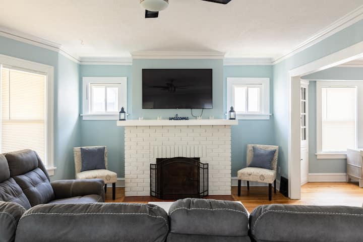 4 Bedroom Upstairs Unit- 4 Beds And A Futon - Cleveland, OH