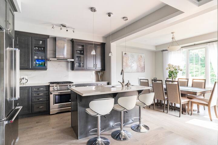 New Luxurious House Backing Green Forest - Oakville