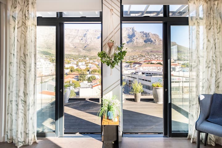 Table Mountain From A King Bed - Le Cap