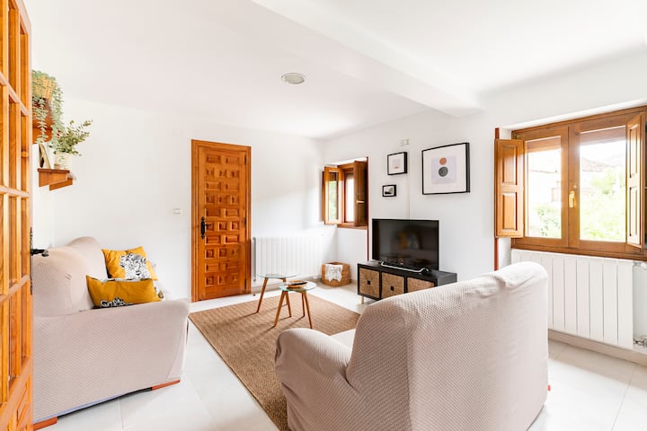 Casa Luis: Apartamento Con Jardín En Los Pirineos. - Jaca